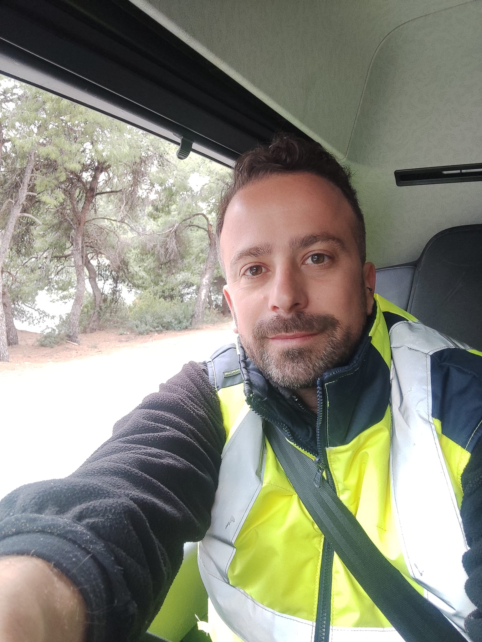 Πλήρωμα απορριμματοφόρου βρήκε και παρέδωσε σε συνταξιούχο το χαμένο του πορτοφόλι... | Epoli.gr ...